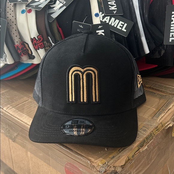 New Era | Accessories | New Era Black And Gold Mesh Snapback Cap | Poshmark